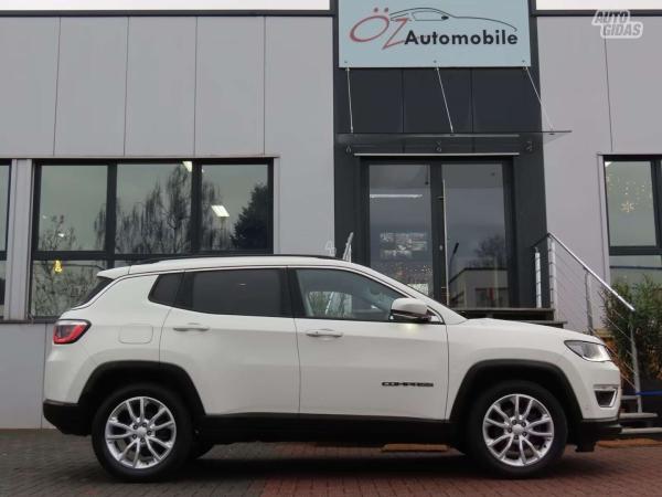 White Jeep Compass 2021 in Kaunas, with an engine capacity of 1.30 L and mileage of 45 thousand km for 21594 €, photo 10 on AUTOMOTO.COM.LV