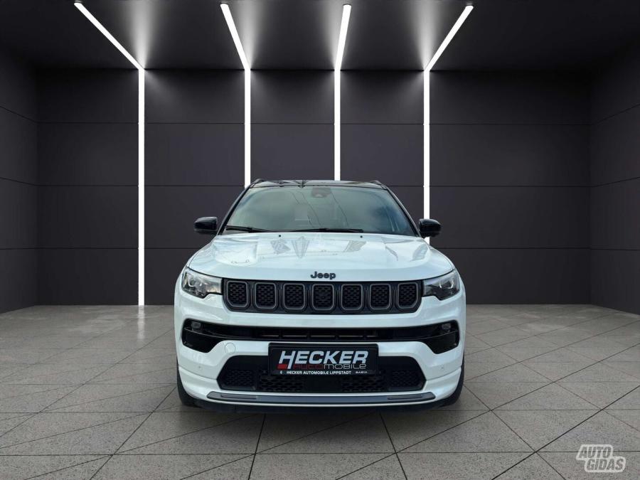 White Jeep Compass 2021 in Kaunas, with an engine capacity of 1.30 L and mileage of 92 thousand km for 23420 €, photo 2 on AUTOMOTO.COM.LV