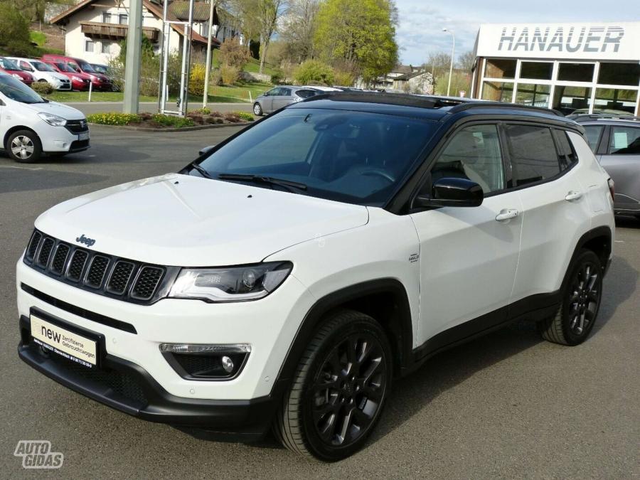 White Jeep Compass 2021 in Kaunas, with an engine capacity of 1.30 L and mileage of 14 thousand km for 28888 €, photo 1 on AUTOMOTO.COM.LV
