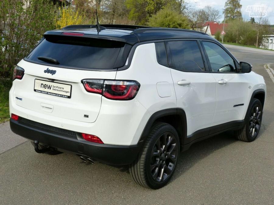 White Jeep Compass 2021 in Kaunas, with an engine capacity of 1.30 L and mileage of 14 thousand km for 28888 €, photo 5 on AUTOMOTO.COM.LV