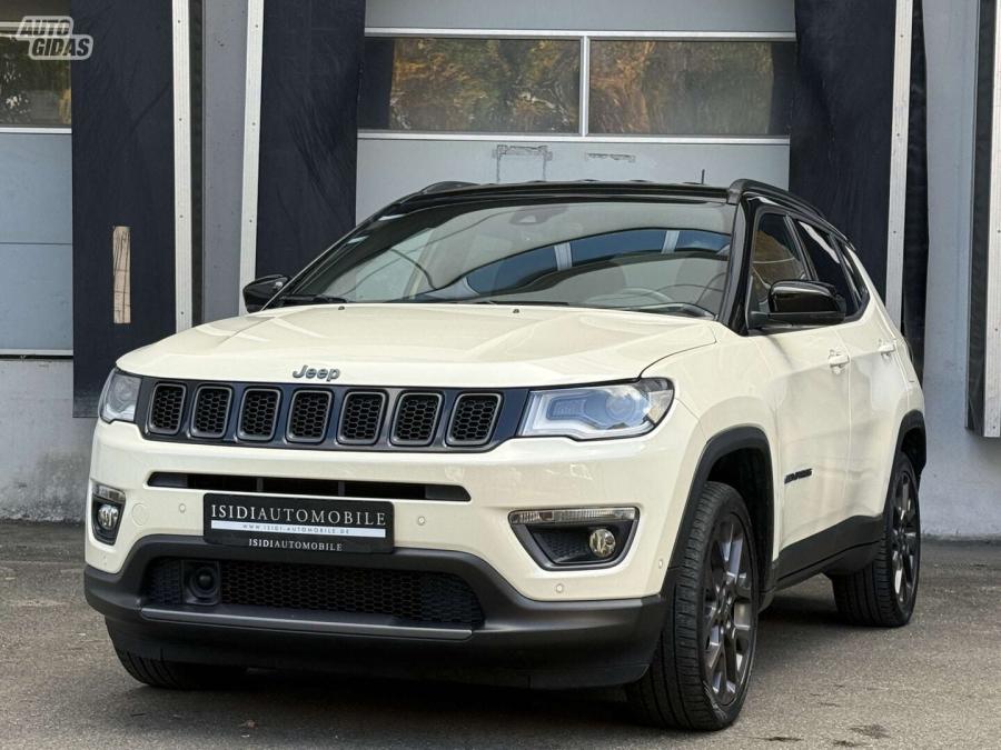 White Jeep Compass 2021 in Kaunas, with an engine capacity of 1.30 L and mileage of 43 thousand km for 24151 €, photo 1 on AUTOMOTO.COM.LV