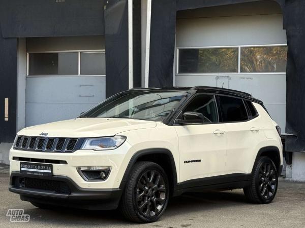 White Jeep Compass 2021 in Kaunas, with an engine capacity of 1.30 L and mileage of 43 thousand km for 24151 €, photo 2 on AUTOMOTO.COM.LV