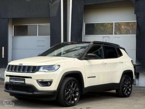 White Jeep Compass 2021 in Kaunas, with an engine capacity of 1.30 L and mileage of 43 thousand km for 24151 €, photo 2 on AUTOMOTO.COM.LV