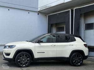 White Jeep Compass 2021 in Kaunas, with an engine capacity of 1.30 L and mileage of 43 thousand km for 24151 €, photo 3 on AUTOMOTO.COM.LV