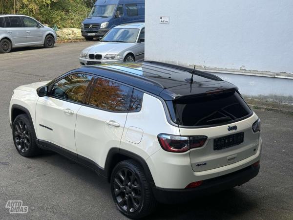 White Jeep Compass 2021 in Kaunas, with an engine capacity of 1.30 L and mileage of 43 thousand km for 24151 €, photo 4 on AUTOMOTO.COM.LV