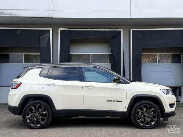 White Jeep Compass 2021 in Kaunas, with an engine capacity of 1.30 L and mileage of 43 thousand km for 24151 €, photo 6 on AUTOMOTO.COM.LV