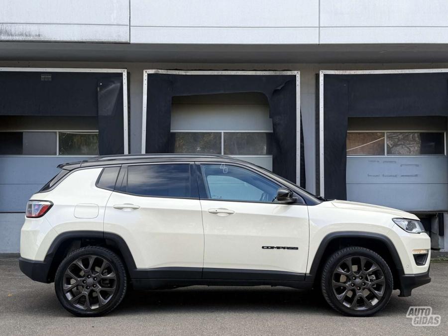 White Jeep Compass 2021 in Kaunas, with an engine capacity of 1.30 L and mileage of 43 thousand km for 24151 €, photo 6 on AUTOMOTO.COM.LV