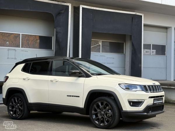 White Jeep Compass 2021 in Kaunas, with an engine capacity of 1.30 L and mileage of 43 thousand km for 24151 €, photo 7 on AUTOMOTO.COM.LV