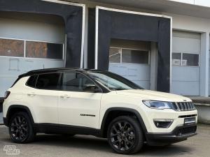 White Jeep Compass 2021 in Kaunas, with an engine capacity of 1.30 L and mileage of 43 thousand km for 24151 €, photo 7 on AUTOMOTO.COM.LV