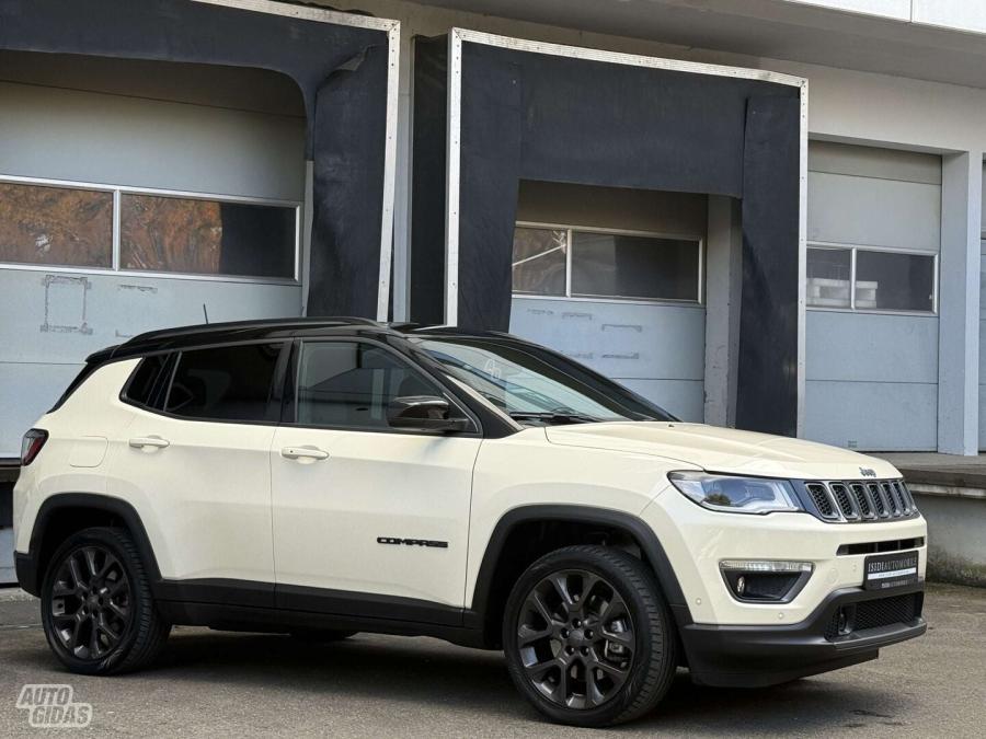 White Jeep Compass 2021 in Kaunas, with an engine capacity of 1.30 L and mileage of 43 thousand km for 24151 €, photo 7 on AUTOMOTO.COM.LV