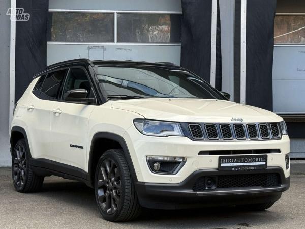 White Jeep Compass 2021 in Kaunas, with an engine capacity of 1.30 L and mileage of 43 thousand km for 24151 €, photo 8 on AUTOMOTO.COM.LV