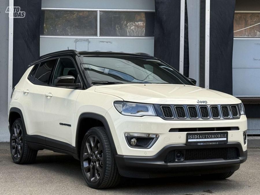 White Jeep Compass 2021 in Kaunas, with an engine capacity of 1.30 L and mileage of 43 thousand km for 24151 €, photo 8 on AUTOMOTO.COM.LV