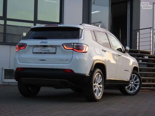 White Jeep Compass 2021 in Kaunas, with an engine capacity of 1.30 L and mileage of 42 thousand km for 21594 €, photo 3 on AUTOMOTO.COM.LV