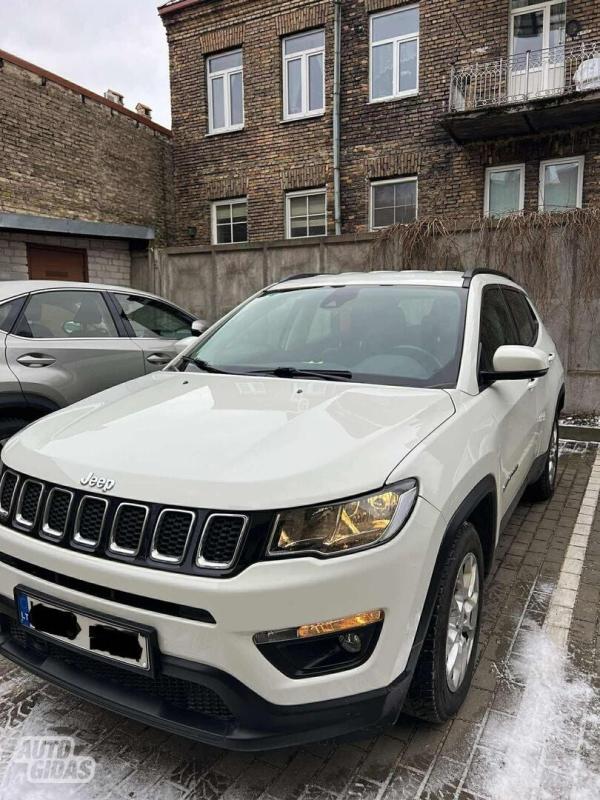 White Jeep Compass 2021 in Vilnius, with an engine capacity of 1.30 L and mileage of 62 thousand km for 19000 €, photo 1 on AUTOMOTO.COM.LV