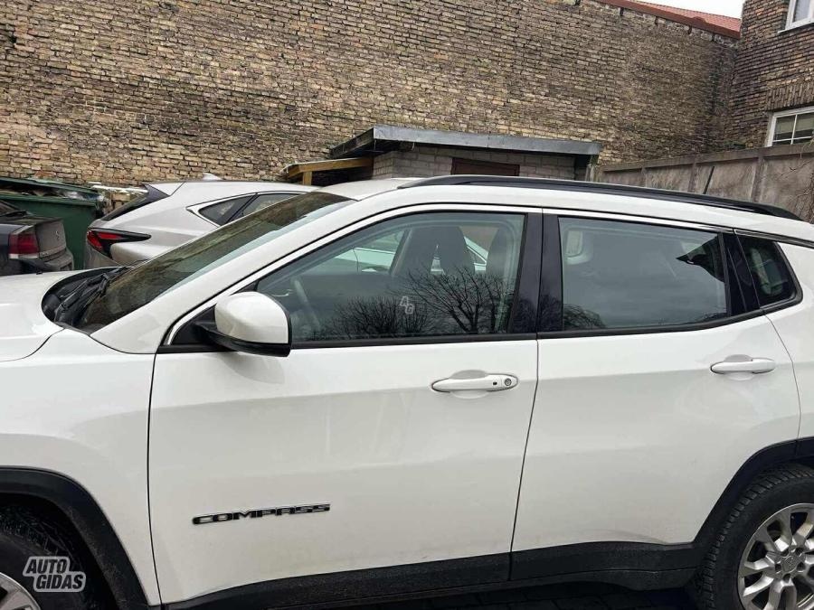 White Jeep Compass 2021 in Vilnius, with an engine capacity of 1.30 L and mileage of 62 thousand km for 19000 €, photo 6 on AUTOMOTO.COM.LV