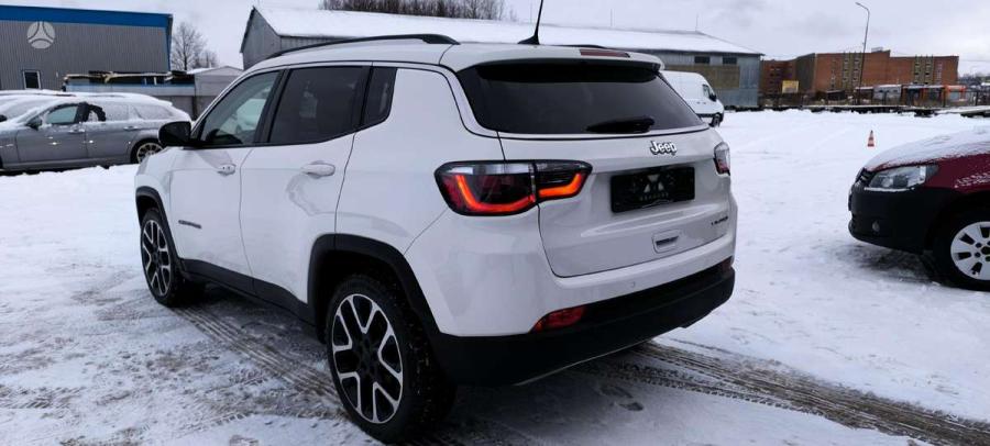 White Jeep Compass 2021 in Siauliai, with an engine capacity of 1.33 L and mileage of 13 thousand km for 17850 €, photo 3 on AUTOMOTO.COM.LV