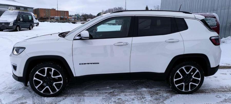 White Jeep Compass 2021 in Siauliai, with an engine capacity of 1.33 L and mileage of 13 thousand km for 17850 €, photo 6 on AUTOMOTO.COM.LV