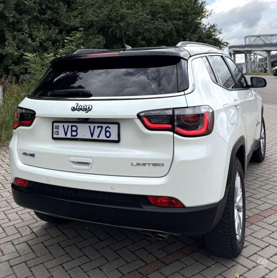 White Jeep Compass 2021 in Kaunas, with an engine capacity of 0.00 L and mileage of 139 thousand km for 16900 €, photo 5 on AUTOMOTO.COM.LV