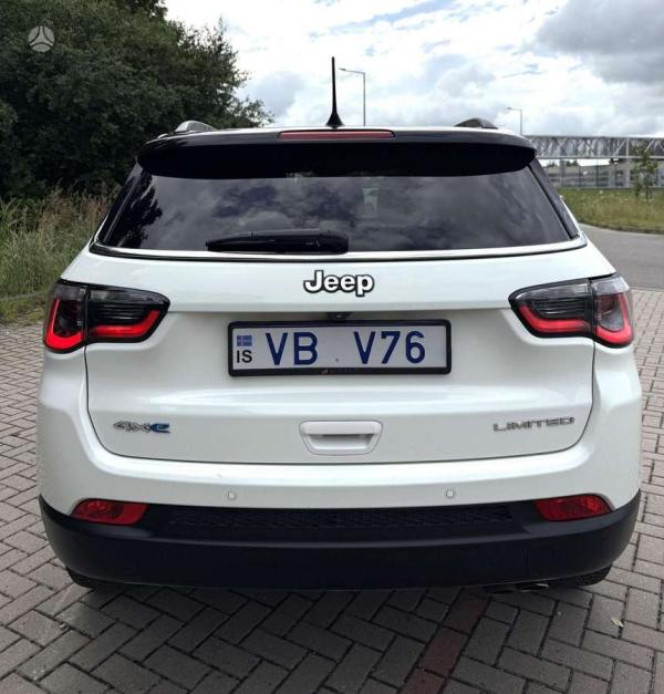 White Jeep Compass 2021 in Kaunas, with an engine capacity of 0.00 L and mileage of 139 thousand km for 16900 €, photo 5 on AUTOMOTO.COM.LV