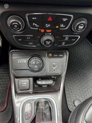 White Jeep Compass 2021 in Kaunas, with an engine capacity of 0.00 L and mileage of 139 thousand km for 16900 €, photo 15 on AUTOMOTO.COM.LV