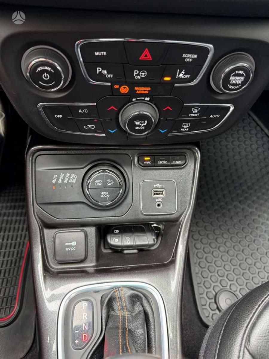 White Jeep Compass 2021 in Kaunas, with an engine capacity of 0.00 L and mileage of 139 thousand km for 16900 €, photo 15 on AUTOMOTO.COM.LV