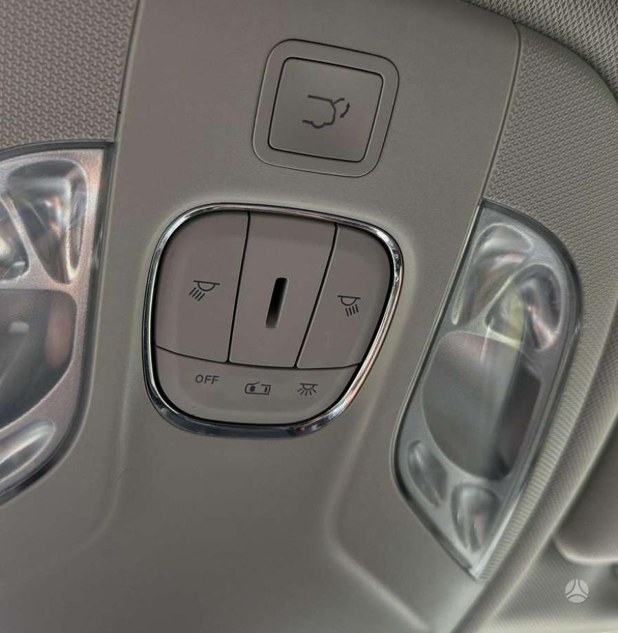 White Jeep Compass 2021 in Kaunas, with an engine capacity of 0.00 L and mileage of 139 thousand km for 16900 €, photo 16 on AUTOMOTO.COM.LV