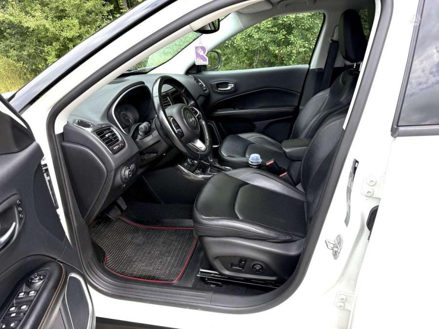 White Jeep Compass 2021 in Kaunas, with an engine capacity of 0.00 L and mileage of 139 thousand km for 16900 €, photo 18 on AUTOMOTO.COM.LV
