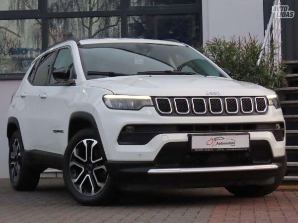 White Jeep Compass 2022 in Kaunas, with an engine capacity of 1.30 L and mileage of 25 thousand km for 23689 €, photo 1 on AUTOMOTO.COM.LV