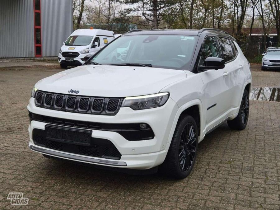 White Jeep Compass 2022 in Kaunas, with an engine capacity of 1.30 L and mileage of 82 thousand km for 22364 €, photo 1 on AUTOMOTO.COM.LV