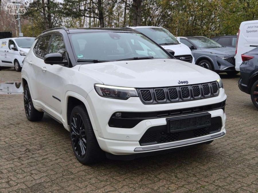 White Jeep Compass 2022 in Kaunas, with an engine capacity of 1.30 L and mileage of 82 thousand km for 22364 €, photo 3 on AUTOMOTO.COM.LV