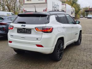 White Jeep Compass 2022 in Kaunas, with an engine capacity of 1.30 L and mileage of 82 thousand km for 22364 €, photo 4 on AUTOMOTO.COM.LV