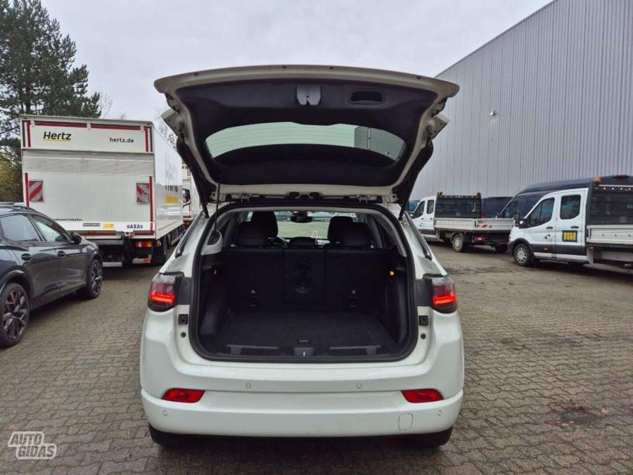 White Jeep Compass 2022 in Kaunas, with an engine capacity of 1.30 L and mileage of 82 thousand km for 22364 €, photo 5 on AUTOMOTO.COM.LV