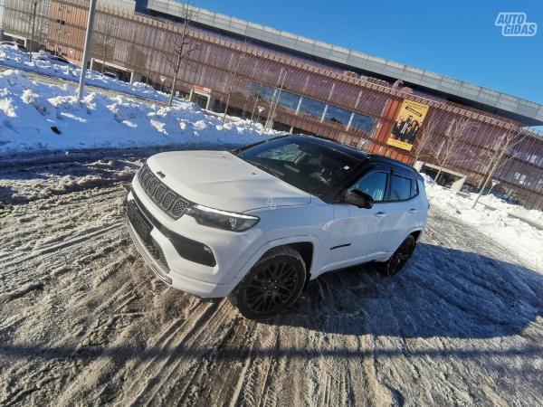 White Jeep Compass 2022 in Klaipeda, with an engine capacity of 2.40 L and mileage of 16 thousand km for 23700 €, photo 1 on AUTOMOTO.COM.LV