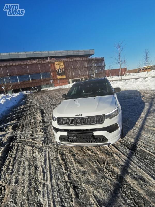 White Jeep Compass 2022 in Klaipeda, with an engine capacity of 2.40 L and mileage of 16 thousand km for 23700 €, photo 2 on AUTOMOTO.COM.LV