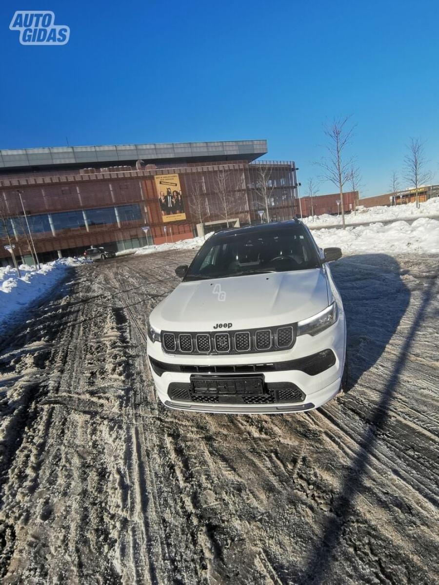 White Jeep Compass 2022 in Klaipeda, with an engine capacity of 2.40 L and mileage of 16 thousand km for 23700 €, photo 2 on AUTOMOTO.COM.LV