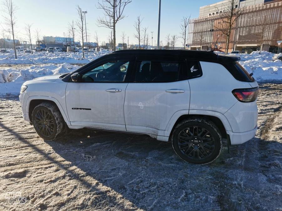 White Jeep Compass 2022 in Klaipeda, with an engine capacity of 2.40 L and mileage of 16 thousand km for 23700 €, photo 3 on AUTOMOTO.COM.LV