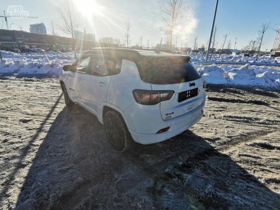 White Jeep Compass 2022 in Klaipeda, with an engine capacity of 2.40 L and mileage of 16 thousand km for 23700 €, photo 6 on AUTOMOTO.COM.LV