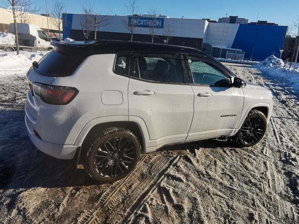 White Jeep Compass 2022 in Klaipeda, with an engine capacity of 2.40 L and mileage of 16 thousand km for 23700 €, photo 8 on AUTOMOTO.COM.LV