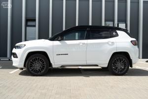 White Jeep Compass 2022 in Vilnius, with an engine capacity of 2.40 L and mileage of 17 thousand km for 22900 €, photo 3 on AUTOMOTO.COM.LV