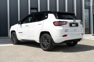 White Jeep Compass 2022 in Vilnius, with an engine capacity of 2.40 L and mileage of 17 thousand km for 22900 €, photo 4 on AUTOMOTO.COM.LV