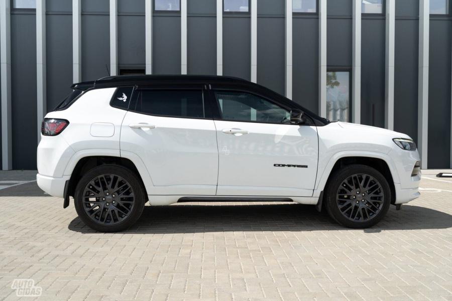 White Jeep Compass 2022 in Vilnius, with an engine capacity of 2.40 L and mileage of 17 thousand km for 22900 €, photo 7 on AUTOMOTO.COM.LV