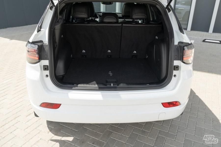 White Jeep Compass 2022 in Vilnius, with an engine capacity of 2.40 L and mileage of 17 thousand km for 22900 €, photo 12 on AUTOMOTO.COM.LV