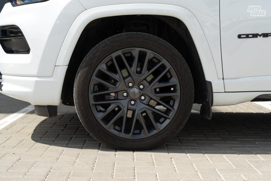 White Jeep Compass 2022 in Vilnius, with an engine capacity of 2.40 L and mileage of 17 thousand km for 22900 €, photo 16 on AUTOMOTO.COM.LV