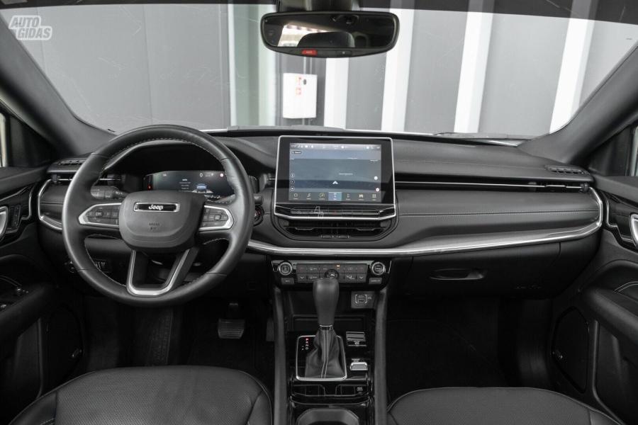 White Jeep Compass 2022 in Vilnius, with an engine capacity of 2.40 L and mileage of 17 thousand km for 22900 €, photo 19 on AUTOMOTO.COM.LV