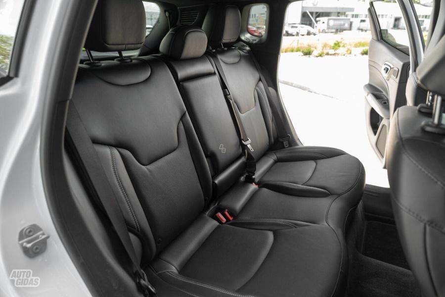 White Jeep Compass 2022 in Vilnius, with an engine capacity of 2.40 L and mileage of 17 thousand km for 22900 €, photo 22 on AUTOMOTO.COM.LV