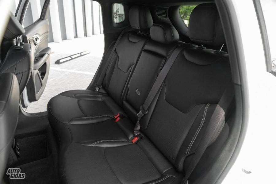 White Jeep Compass 2022 in Vilnius, with an engine capacity of 2.40 L and mileage of 17 thousand km for 22900 €, photo 23 on AUTOMOTO.COM.LV