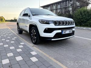 White Jeep Compass 2022 in Riga, with an engine capacity of 1.30 L and mileage of 78 thousand km for 18800 €, photo 3 on AUTOMOTO.COM.LV