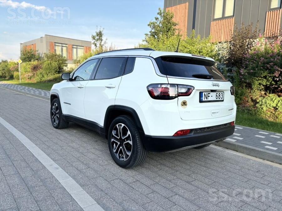 White Jeep Compass 2022 in Riga, with an engine capacity of 1.30 L and mileage of 78 thousand km for 18800 €, photo 5 on AUTOMOTO.COM.LV