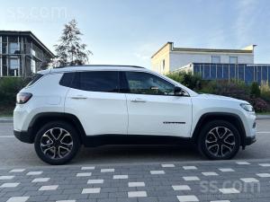 White Jeep Compass 2022 in Riga, with an engine capacity of 1.30 L and mileage of 78 thousand km for 18800 €, photo 6 on AUTOMOTO.COM.LV