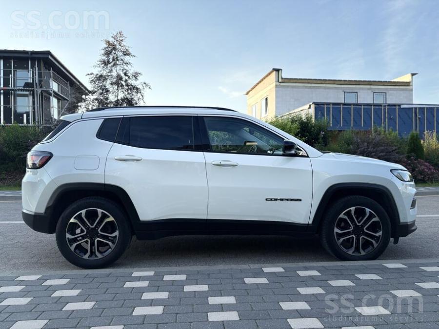 White Jeep Compass 2022 in Riga, with an engine capacity of 1.30 L and mileage of 78 thousand km for 18800 €, photo 6 on AUTOMOTO.COM.LV
